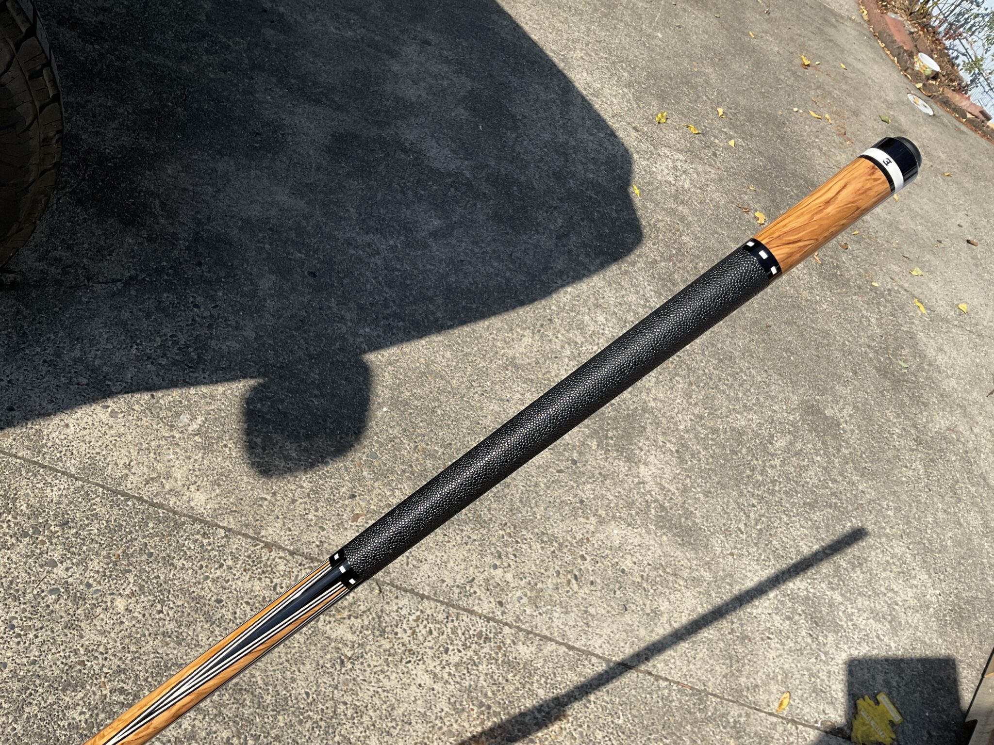 Elliott (Black&White Points) Pool Cue | Biggelbachs